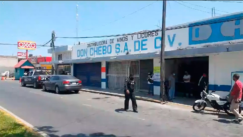 Ni el coronavirus disuade a compradores de cerveza en Chetumal