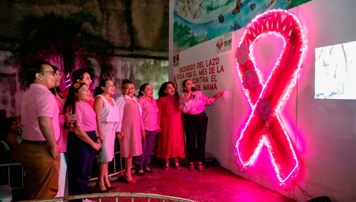 Mary Hernández realizó el encendido del lazo rosa, con el cual se ...